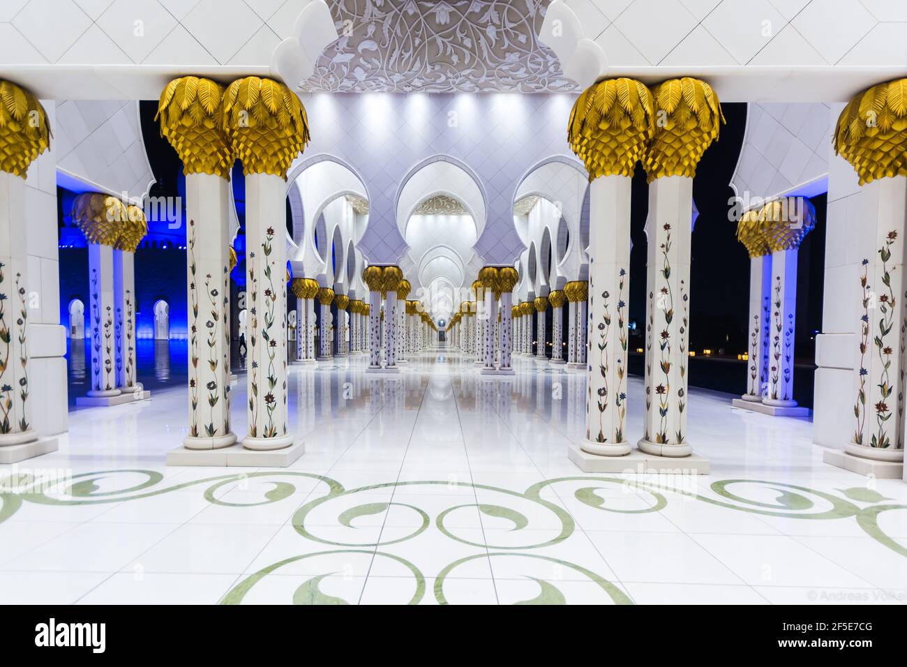 Interior of the Sheikh Zayed Mosque in the United Arab Emirate Stock ...