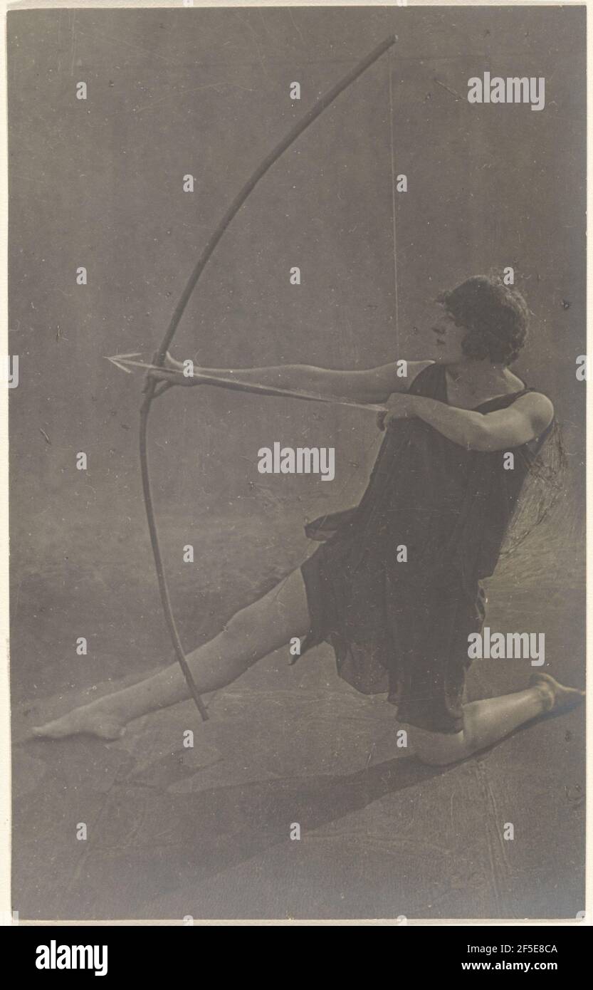 Kneeling archer hi-res stock photography and images - Alamy