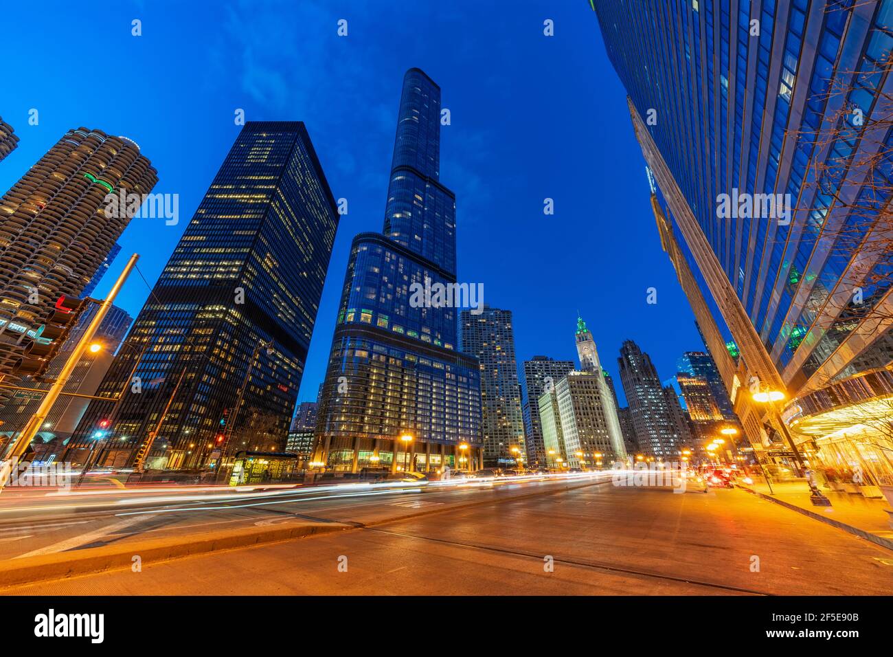 Scene of Chicago cityscape at the twilight time, USA downtown skyline ...