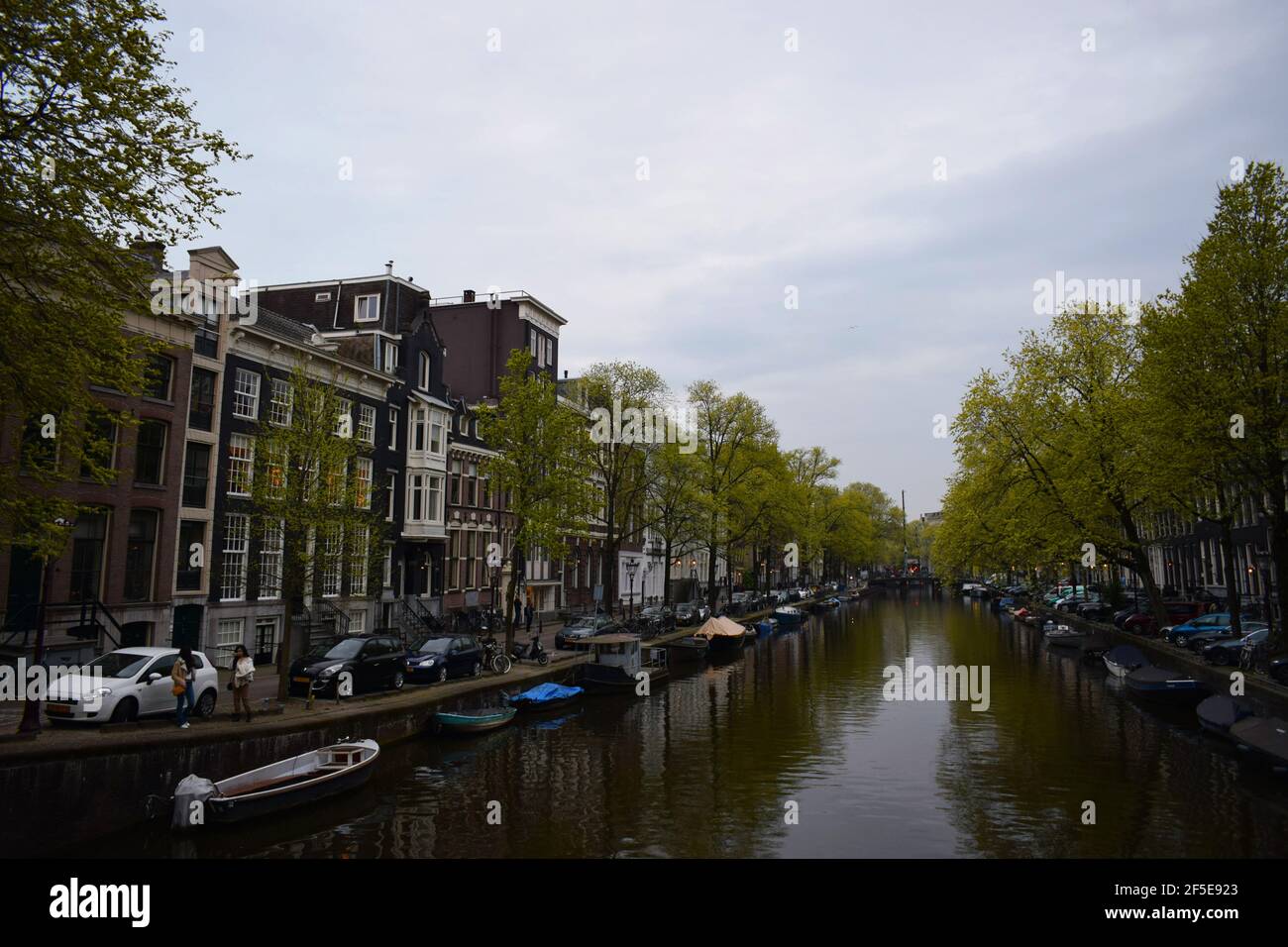 Beautiful canals traditional dutch hi-res stock photography and images ...