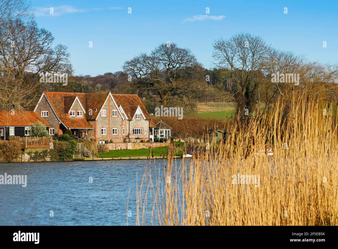 Hambleden lock thames hi-res stock photography and images - Alamy