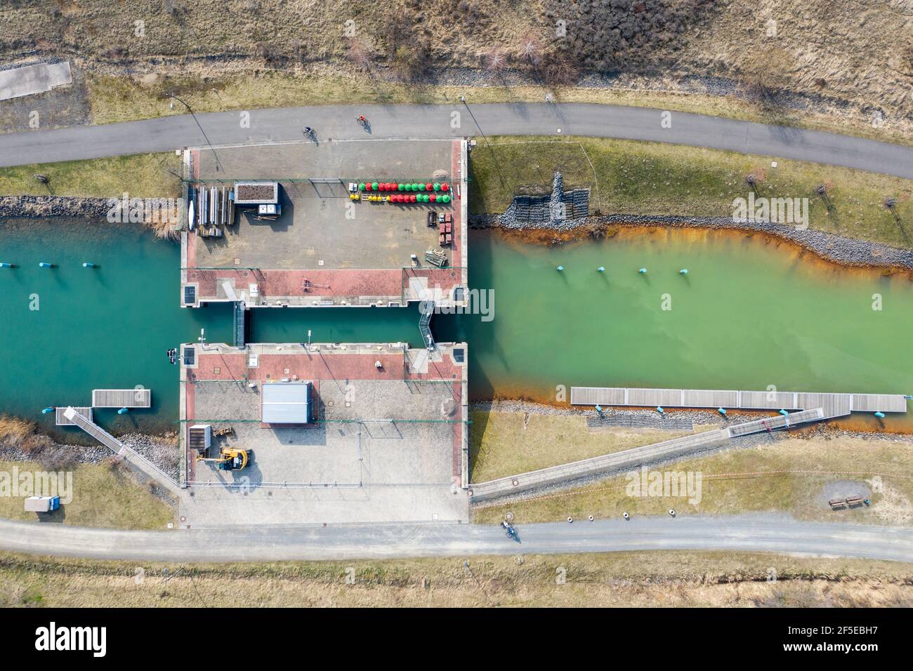 26 March 2021, Saxony, Markkleeberg: The lock between Lake Markkleeberg ...