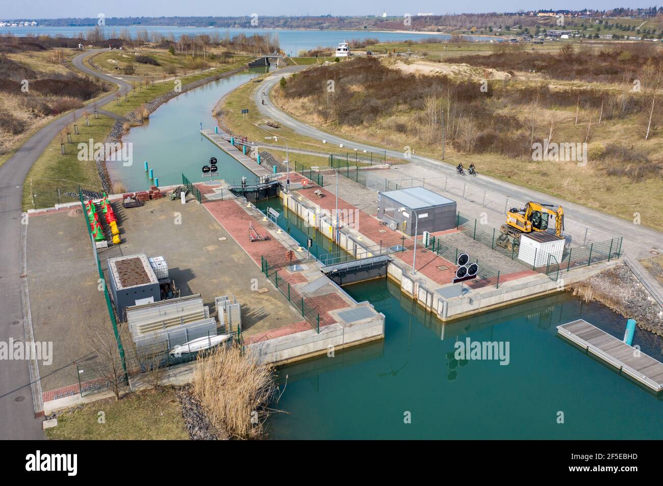 26 March 2021, Saxony, Markkleeberg: The lock between Lake Markkleeberg ...