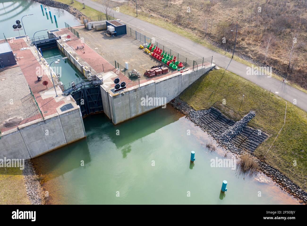 26 March 2021, Saxony, Markkleeberg: The lock between Lake Markkleeberg ...