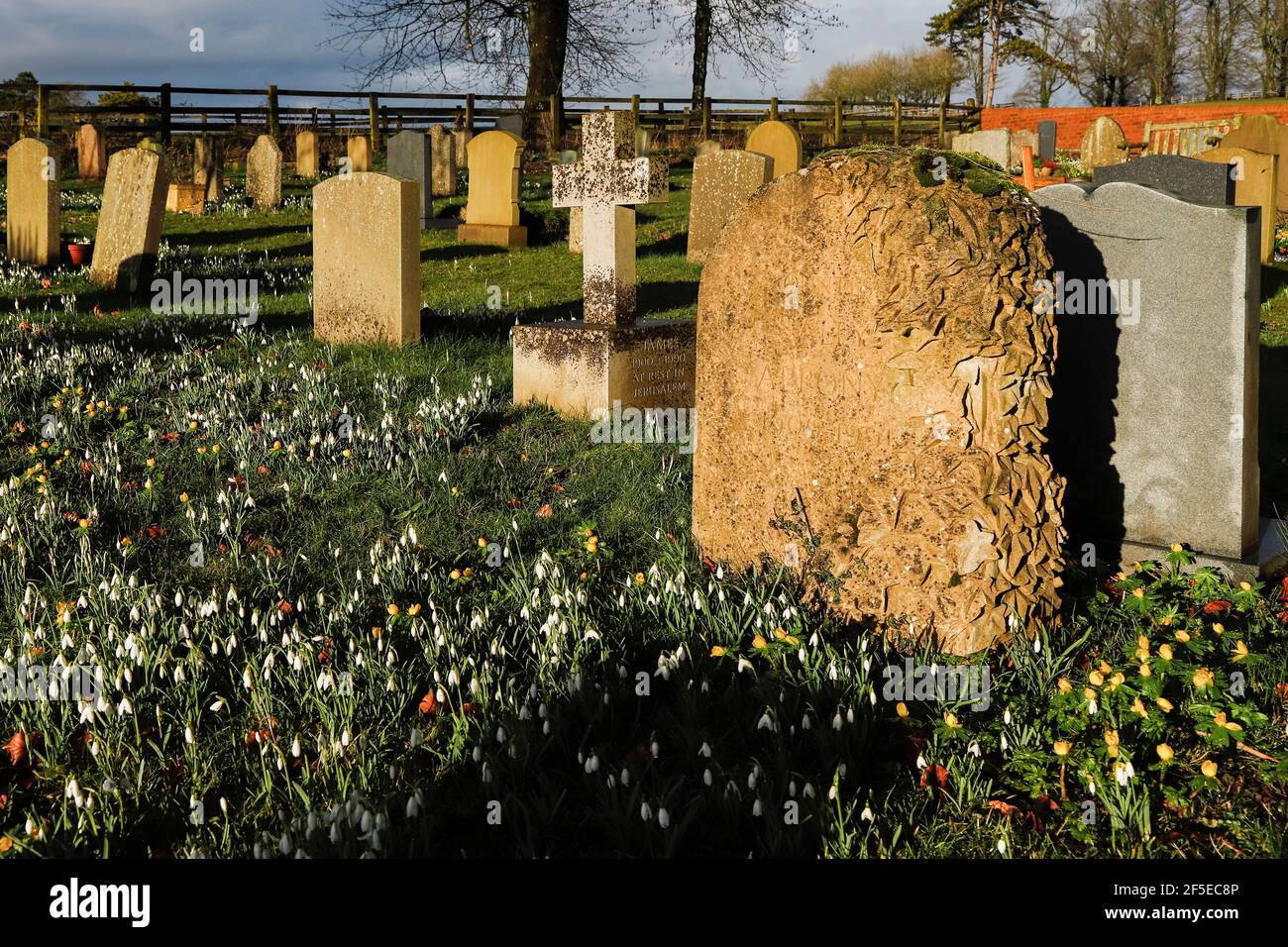 St botolphs church churchyard hi-res stock photography and images - Alamy