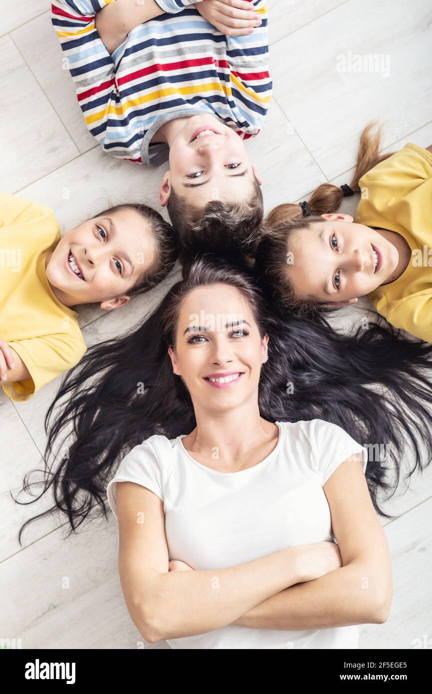Smiling twin girls people hi-res stock photography and images - Alamy