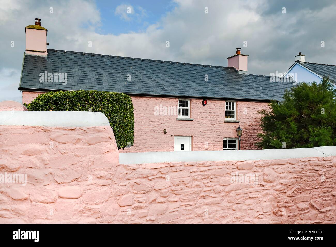 Old coastal cottage hi-res stock photography and images - Alamy