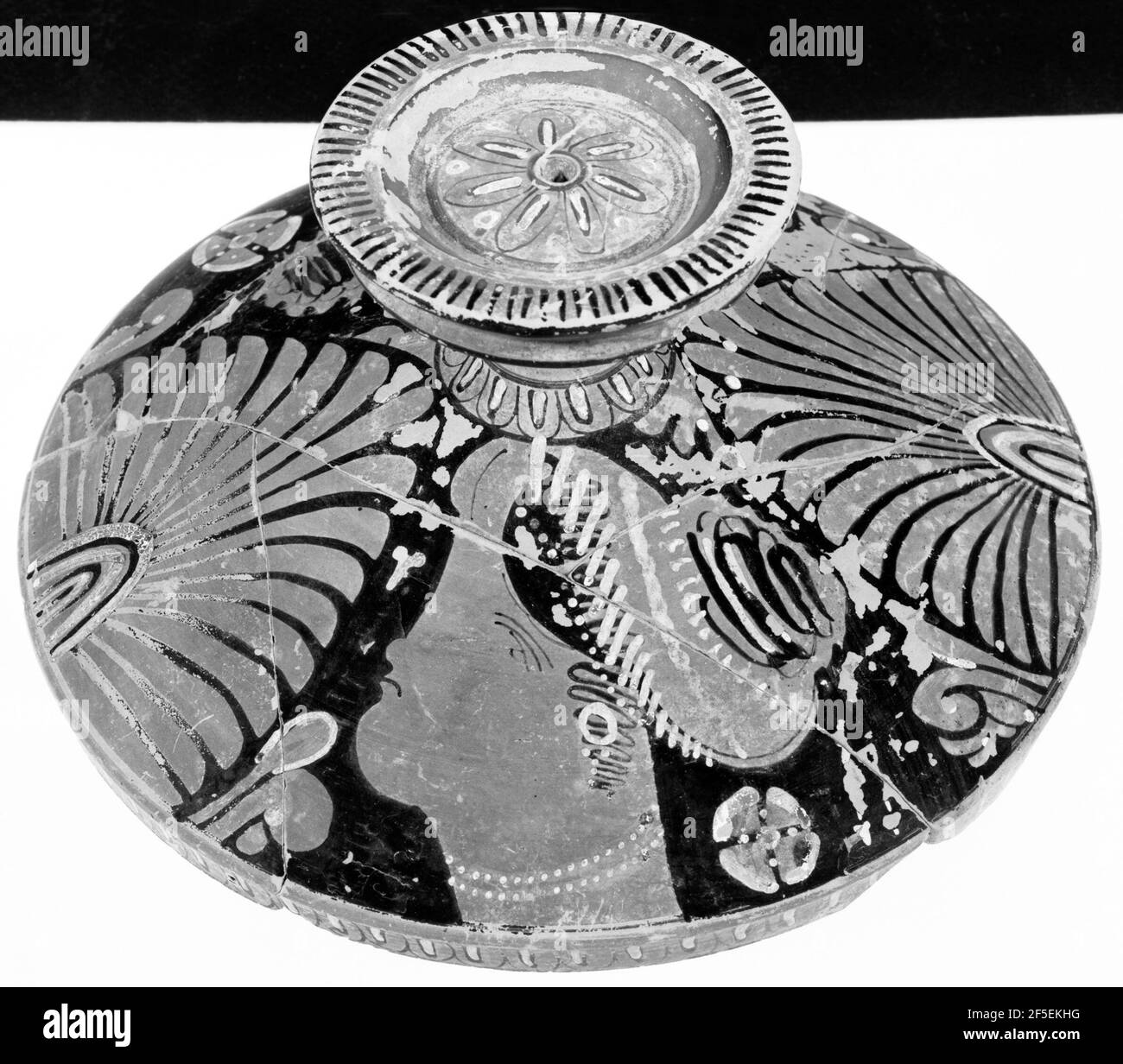 Apulian red figure lekanis lid hi-res stock photography and images - Alamy