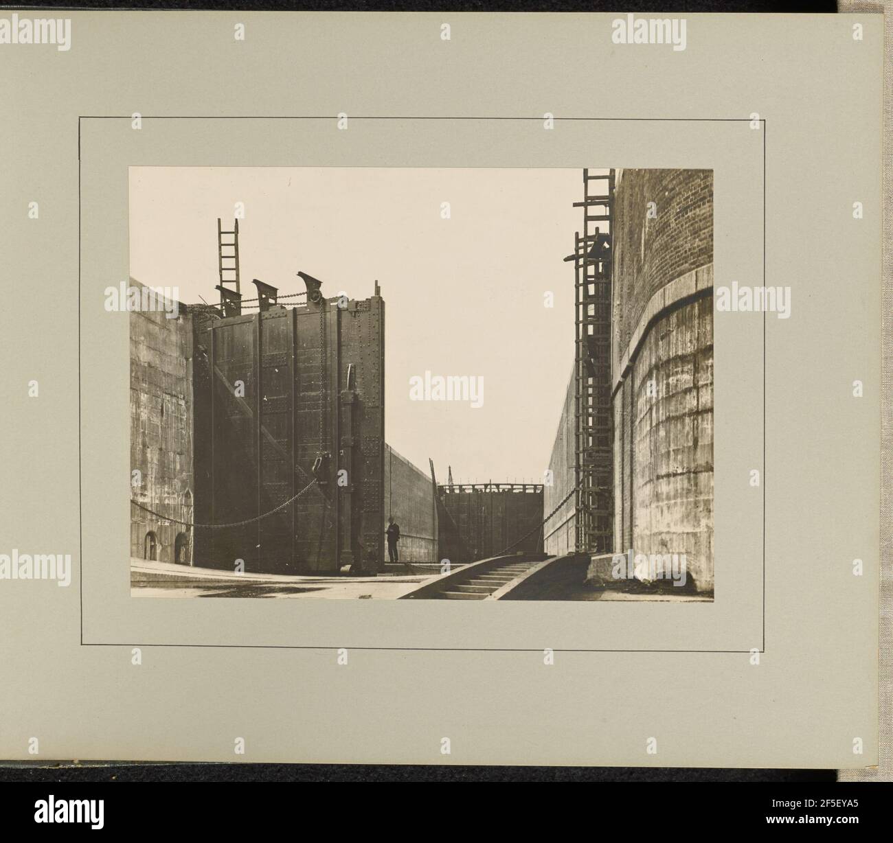 Middle lock hi-res stock photography and images - Alamy