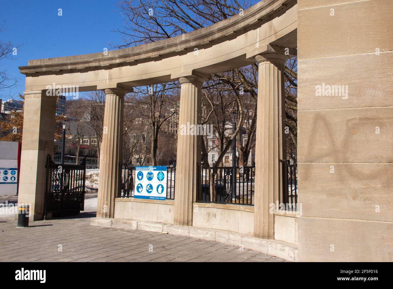 Ceremonial entrance to a university campus Stock Photo - Alamy