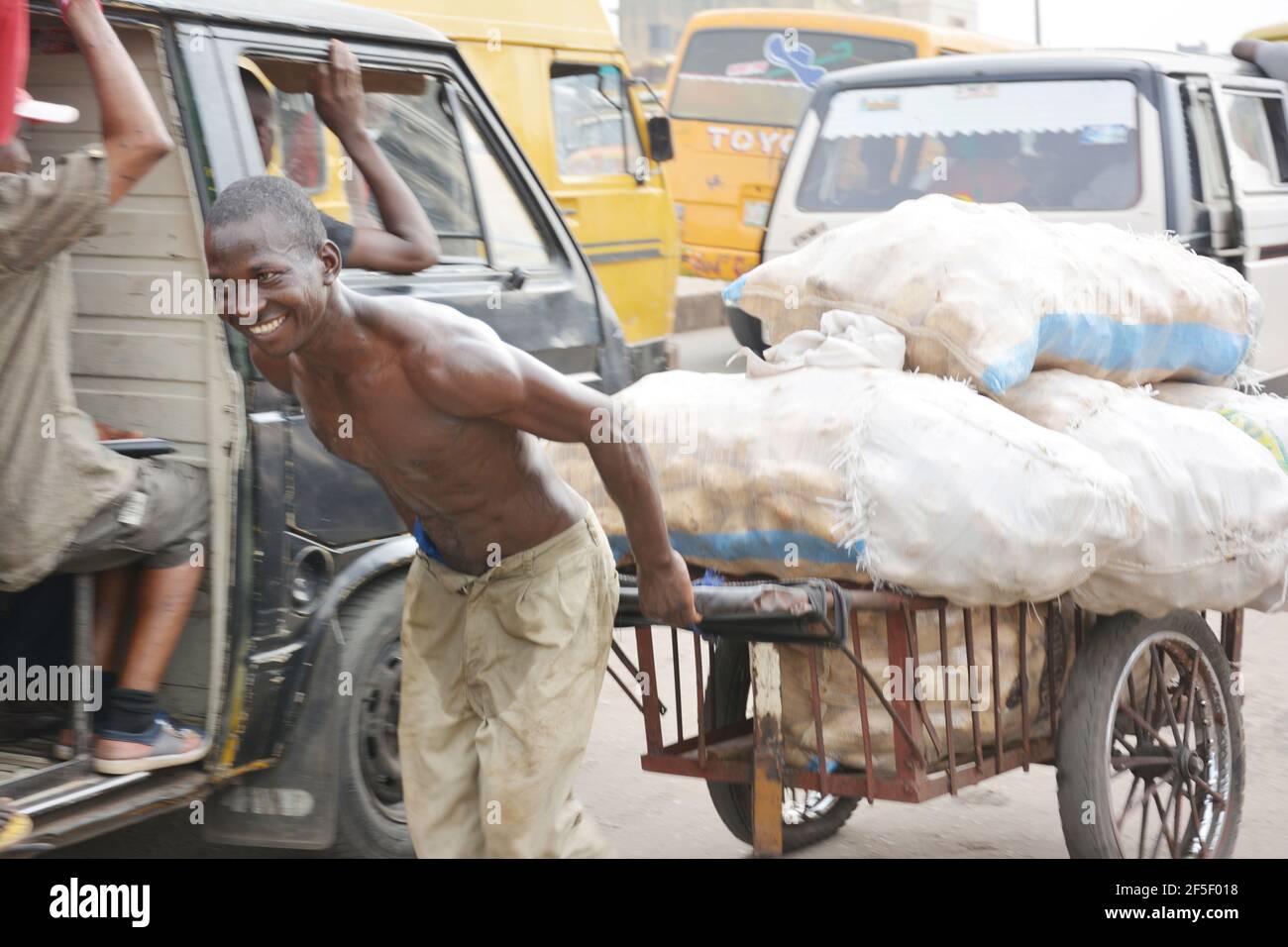 42. Lagos Metro: Cart pusher, Lagos Nigeria Stock Photo - Alamy
