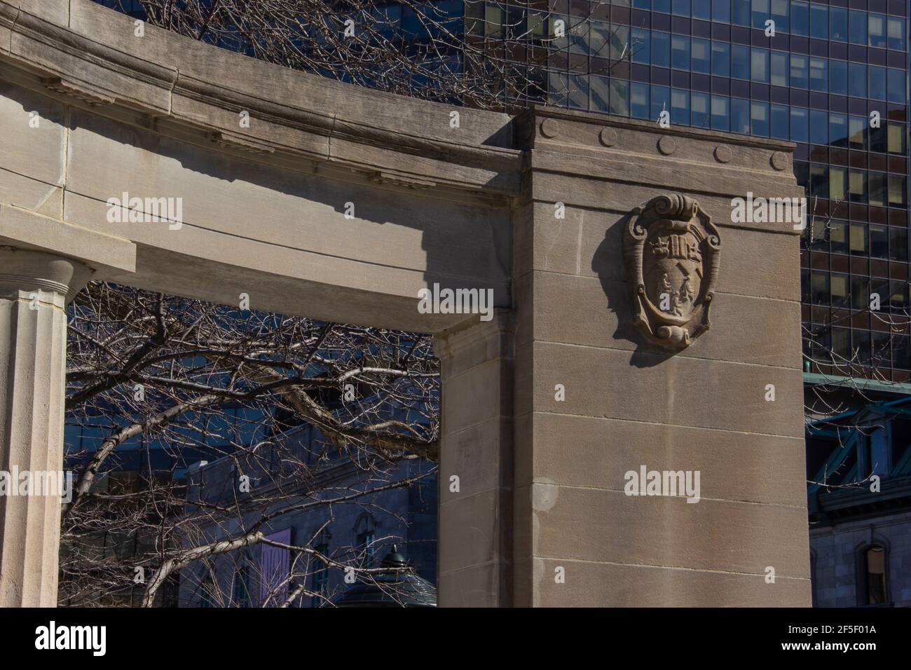 University crest hi-res stock photography and images - Alamy