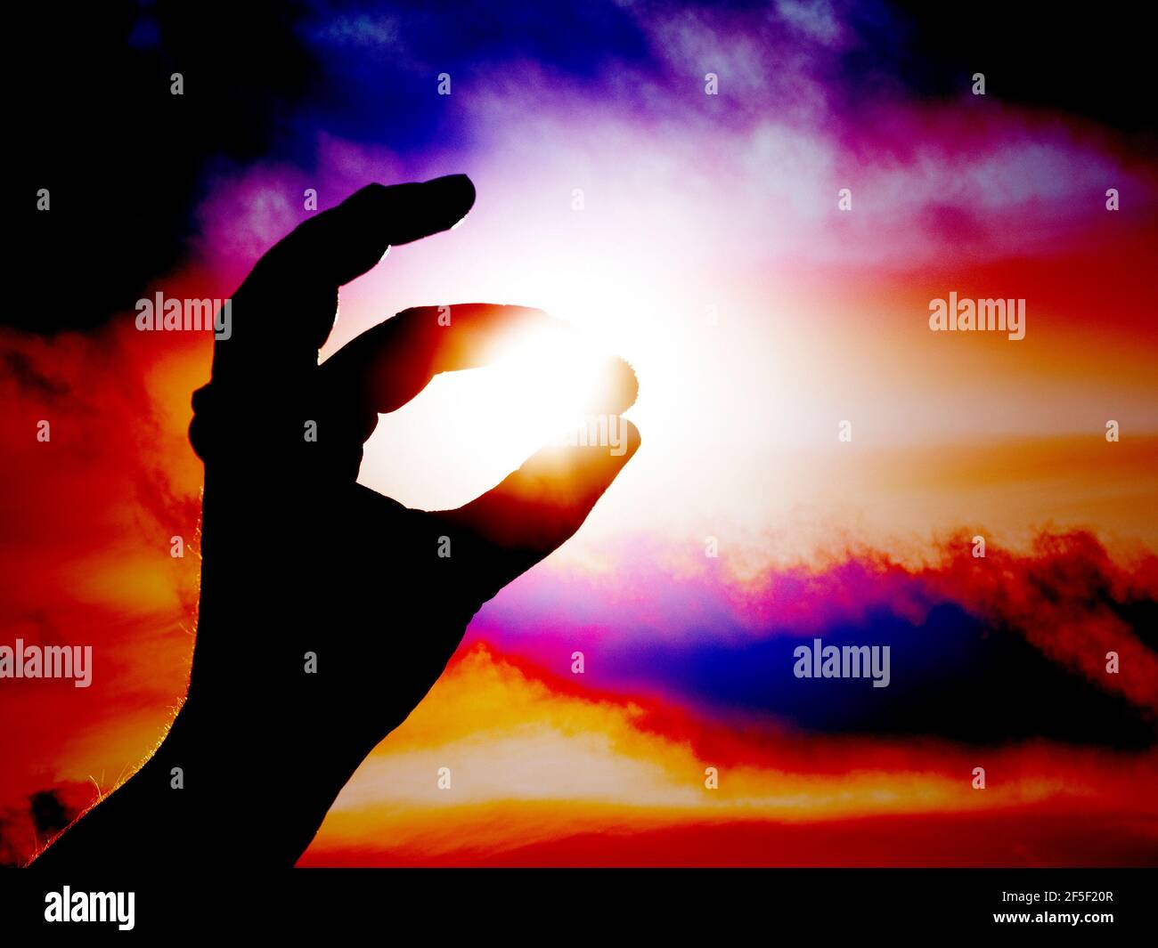 Hand catching sun hi-res stock photography and images - Alamy