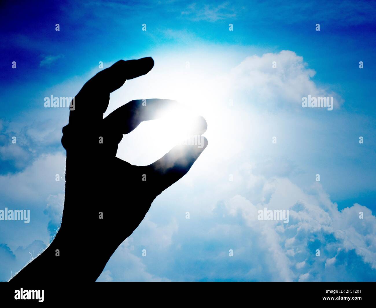Hand catching sun hi-res stock photography and images - Alamy