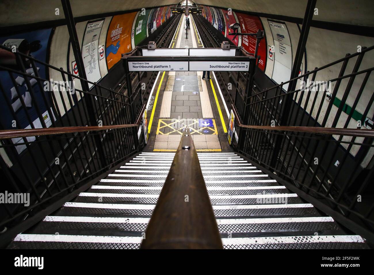 General view of a quiet platform inside of Clapham Common underground ...