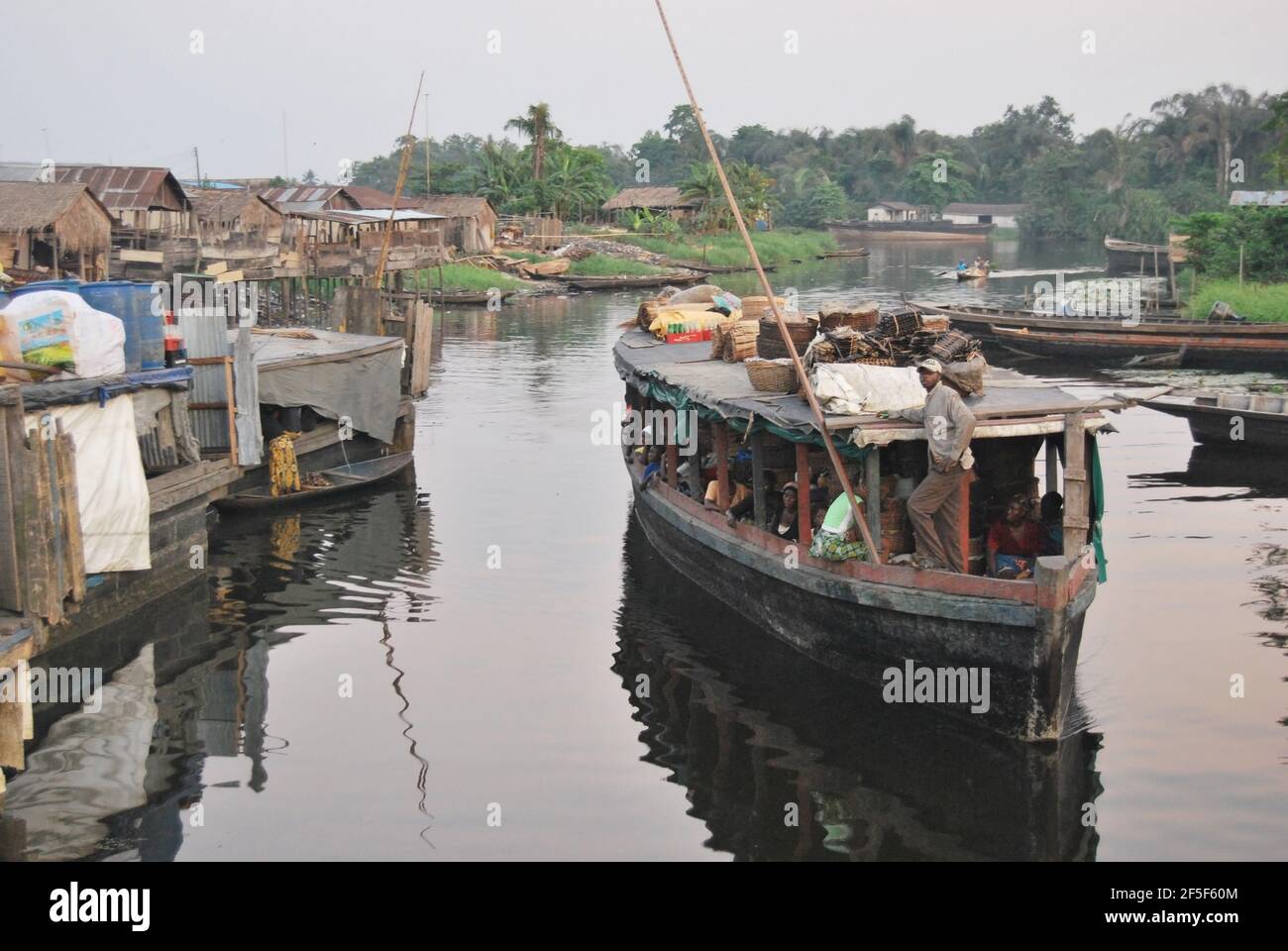 A ferry (gbadigbadi) conveying Ilaje fishermen to Igbokoda fishing ...