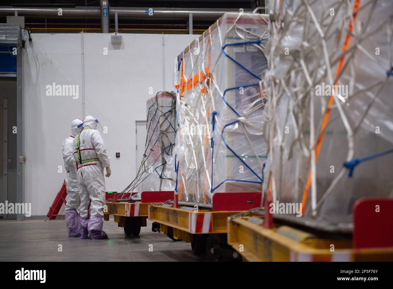 Airport cargo officers hi-res stock photography and images - Alamy