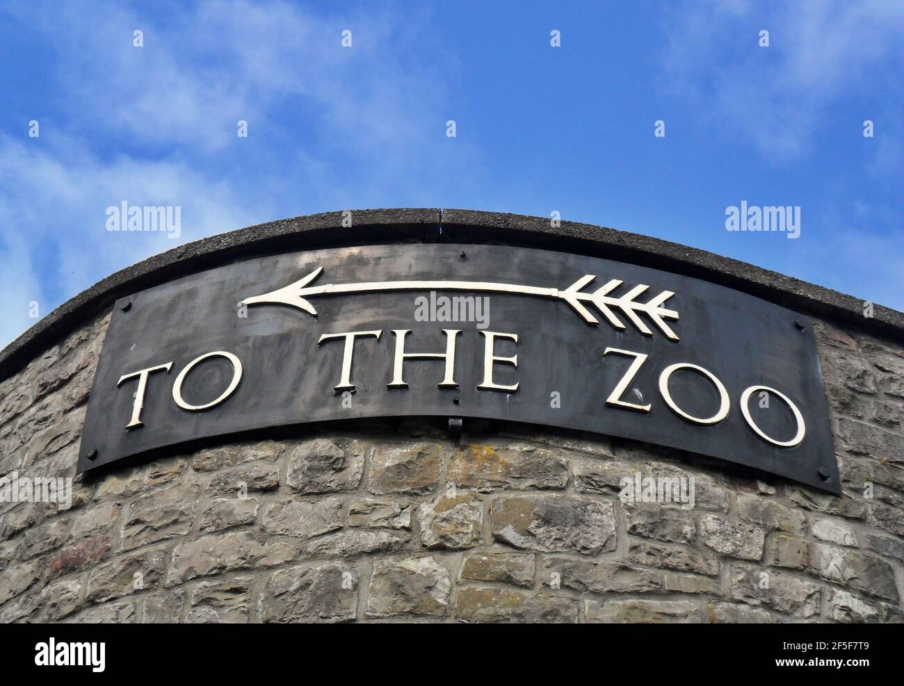 Zoo sign arrow hi-res stock photography and images - Alamy