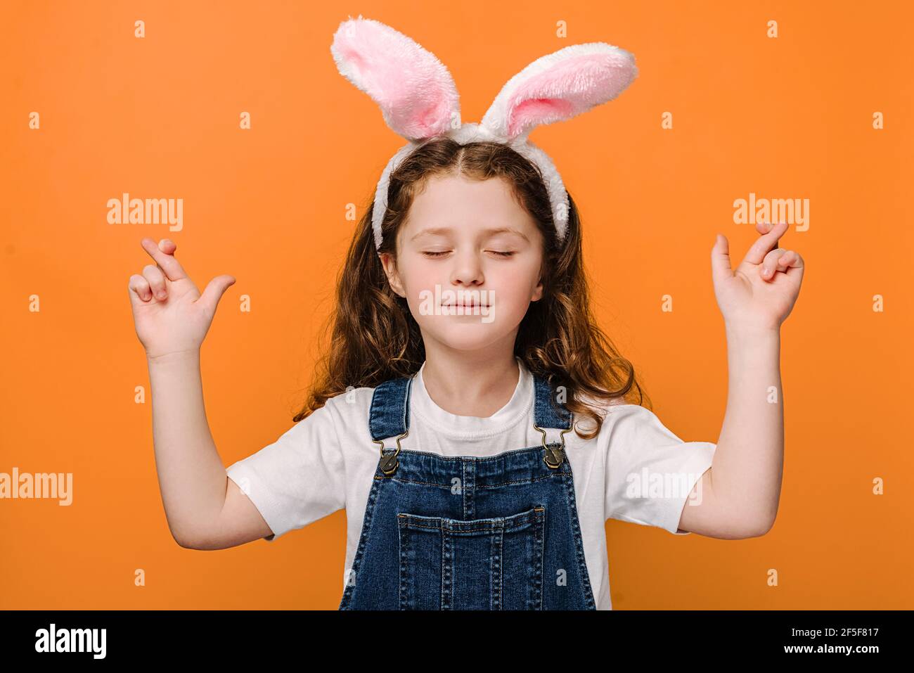 Rabbit ears fingers hi-res stock photography and images - Alamy