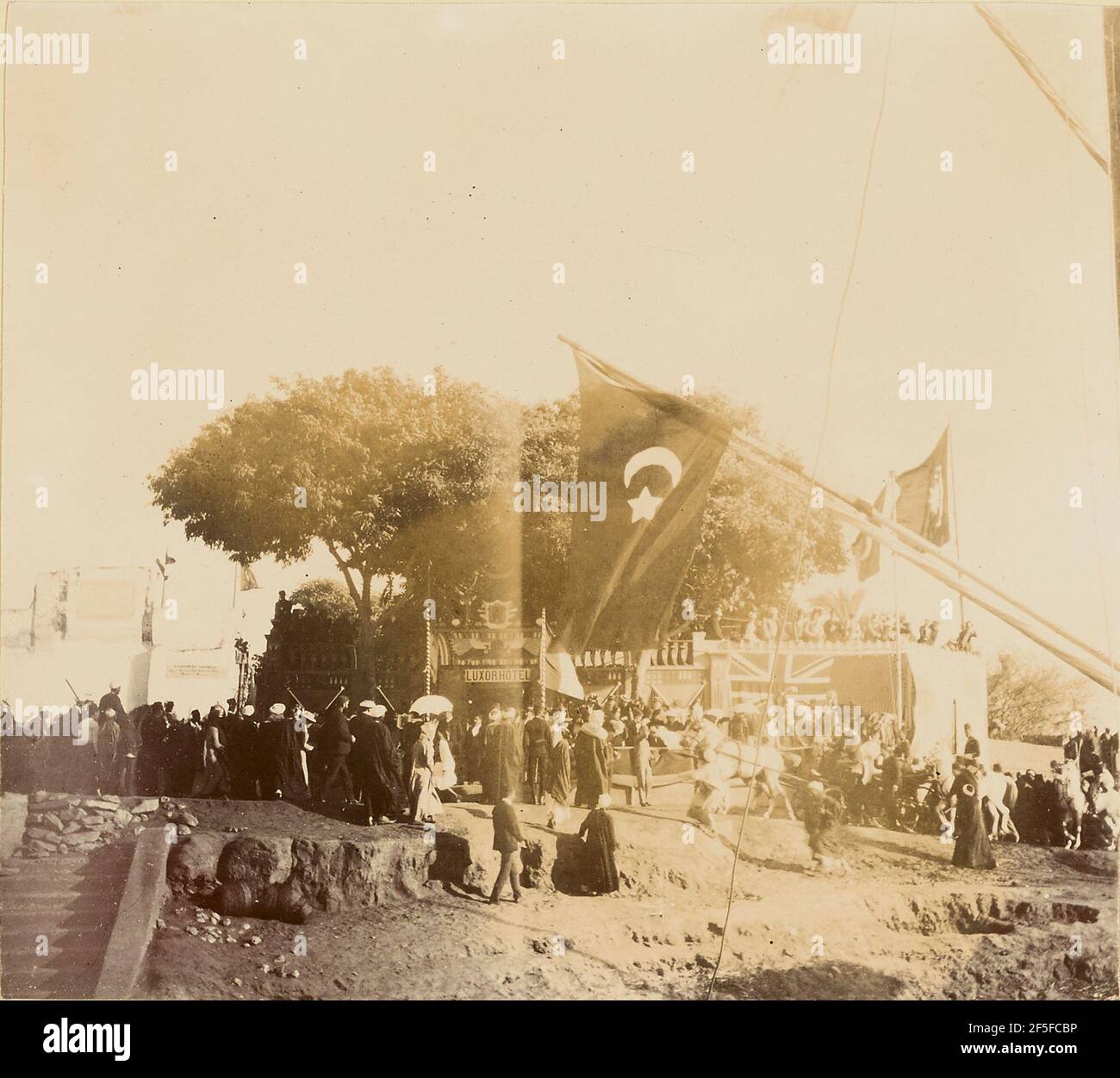 Crowd outside of Luxor Hotel. Unknown Stock Photo - Alamy