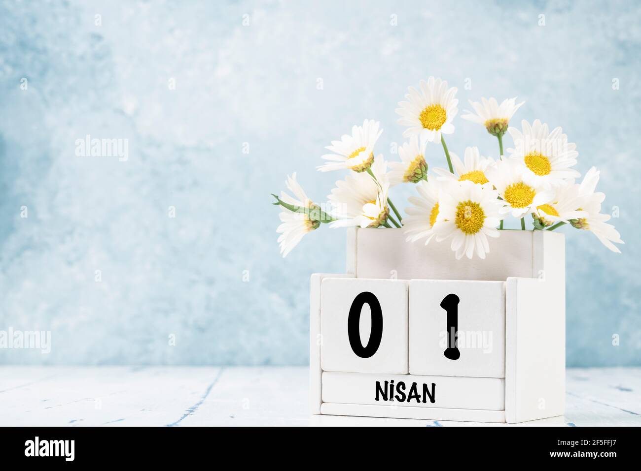 White cube calendar for april decorated with daisy flowers in Turkish ...