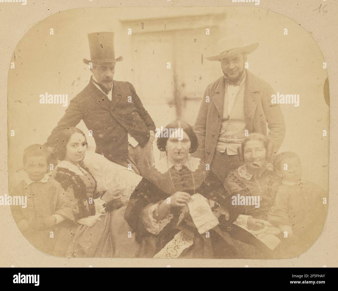 Vintage family group photo hi-res stock photography and images - Alamy