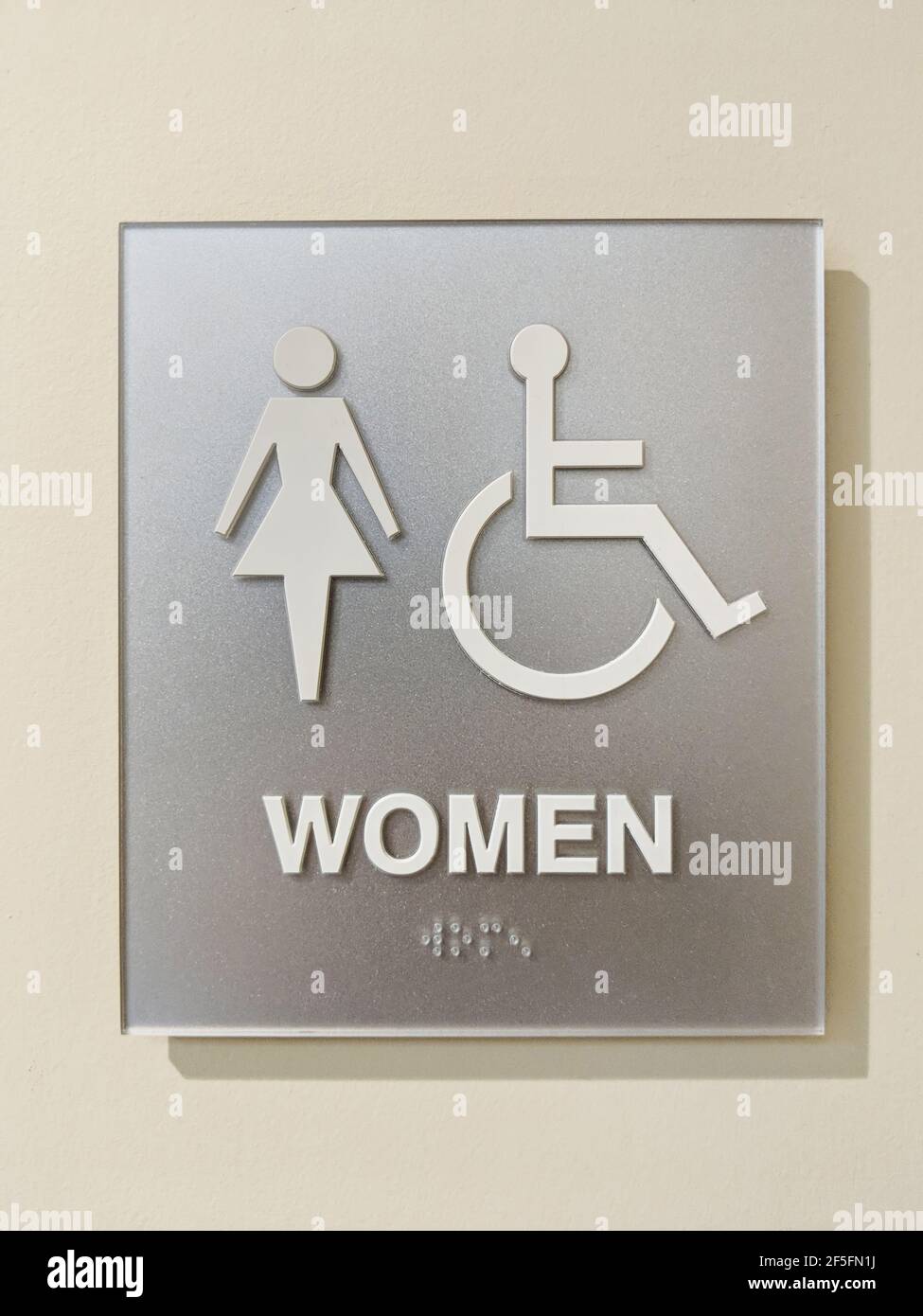 Wheelchair access signage sign hi-res stock photography and images - Alamy
