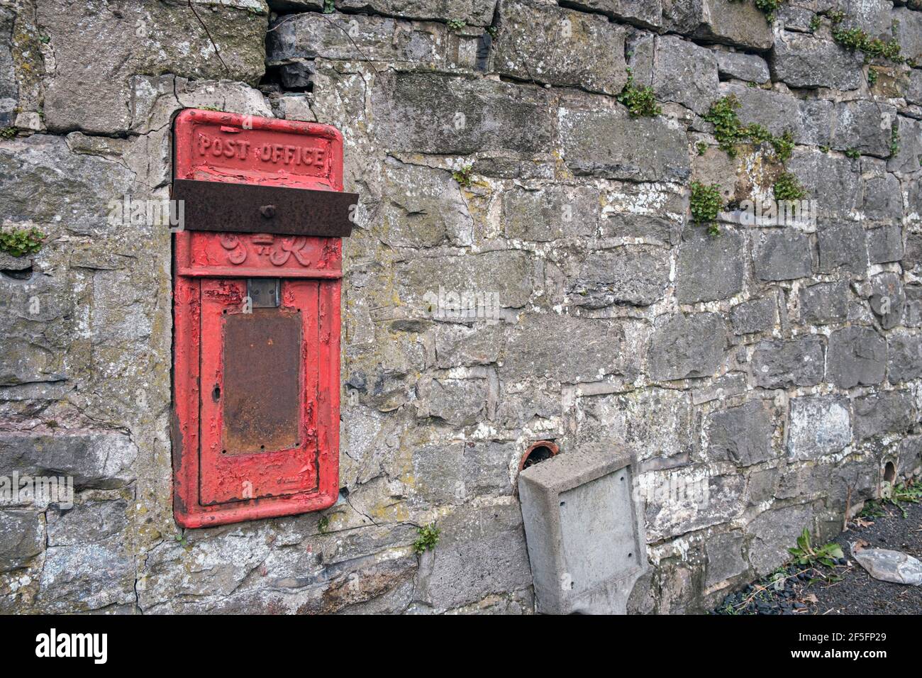 English postbox in stone wall hi-res stock photography and images - Alamy