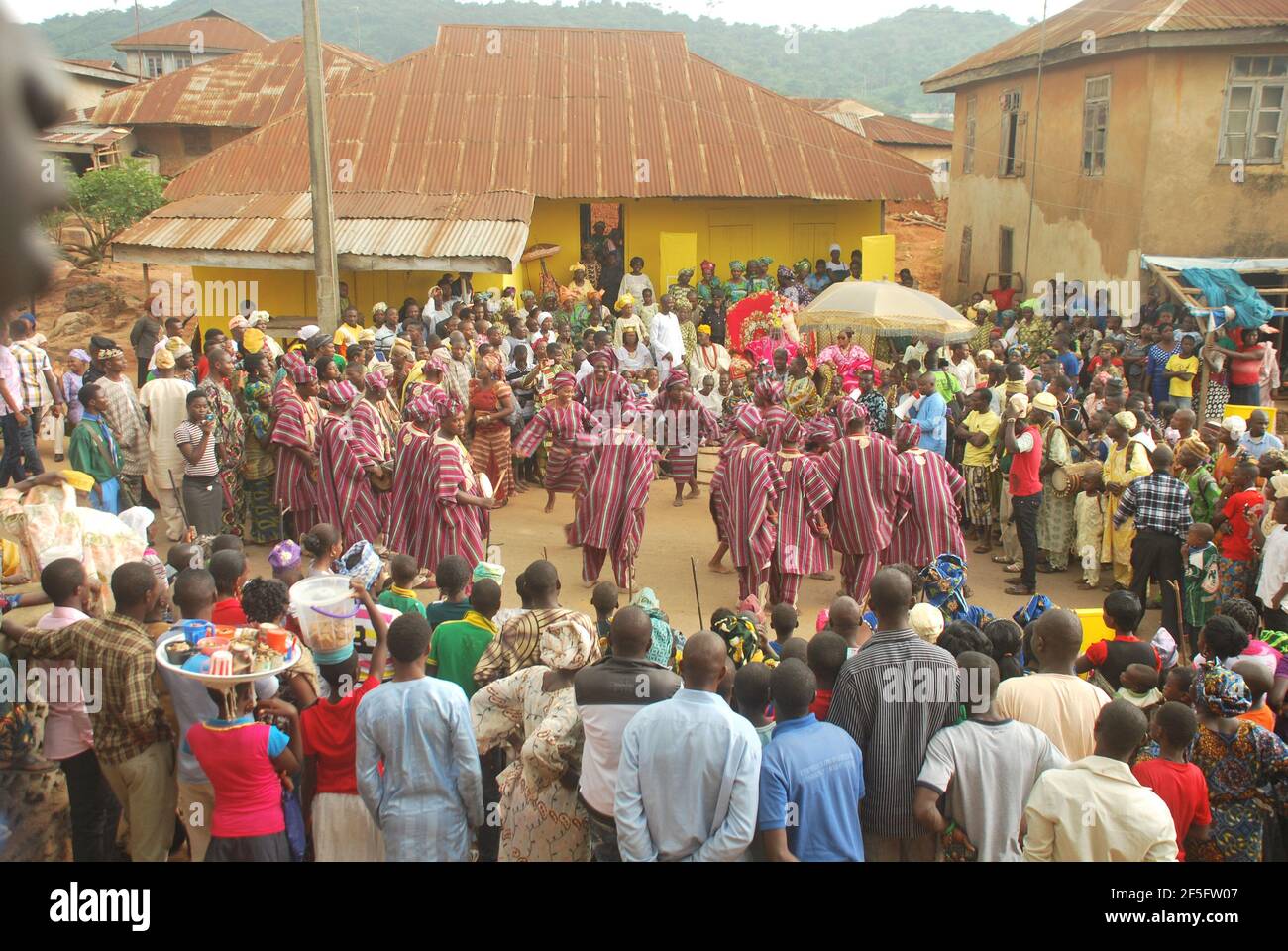 Igbomina people and their king celebrating Isiro festival, Oke-Ila ...