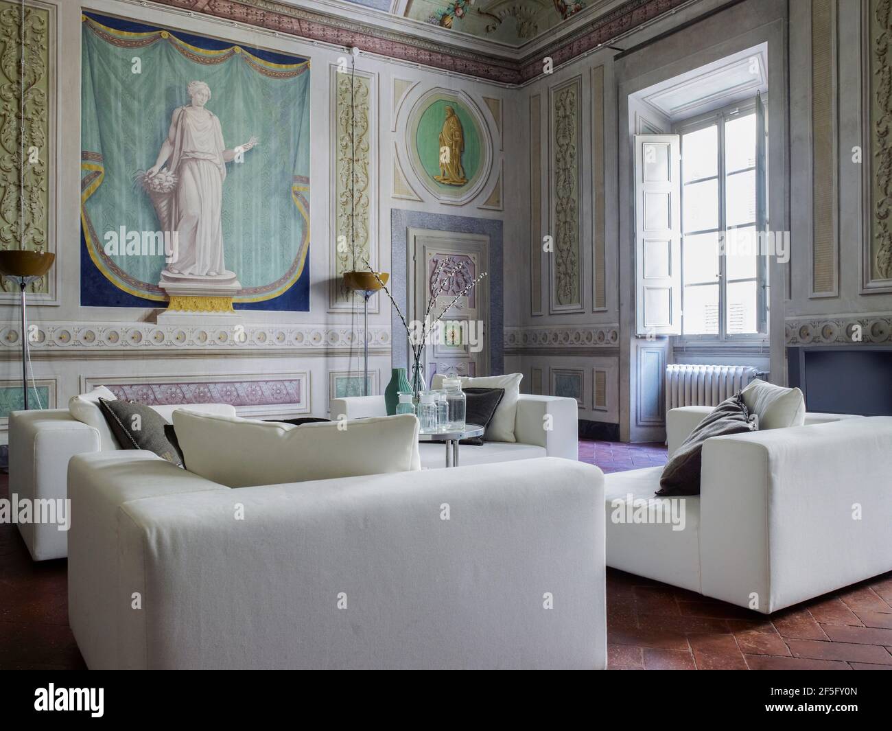 Italian house hi hi-res stock photography and images - Alamy