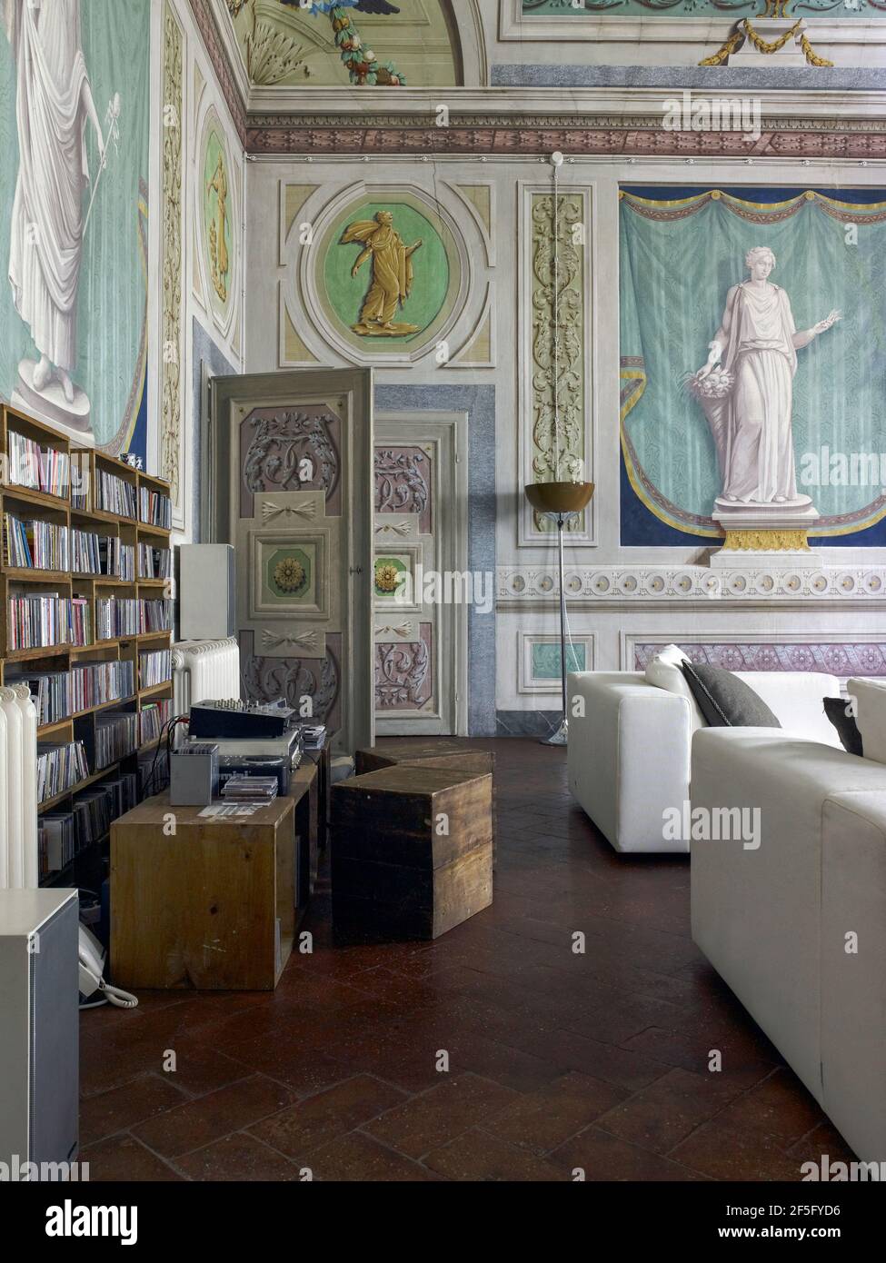 Italian house hi hi-res stock photography and images - Alamy