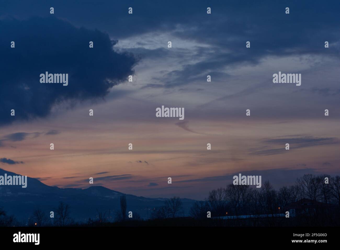 Green landspace hi-res stock photography and images - Alamy