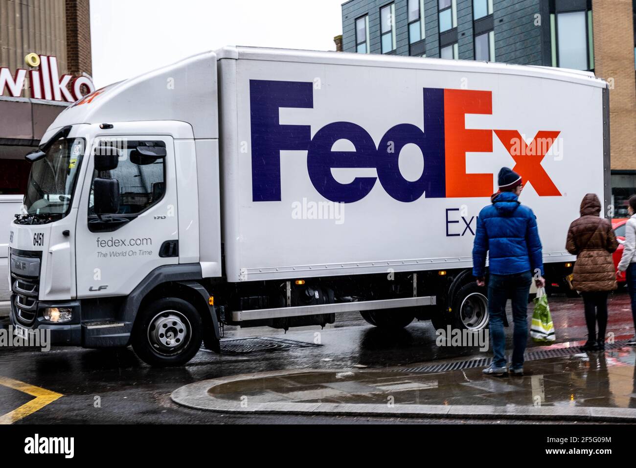 Fedex express van hi-res stock photography and images - Alamy