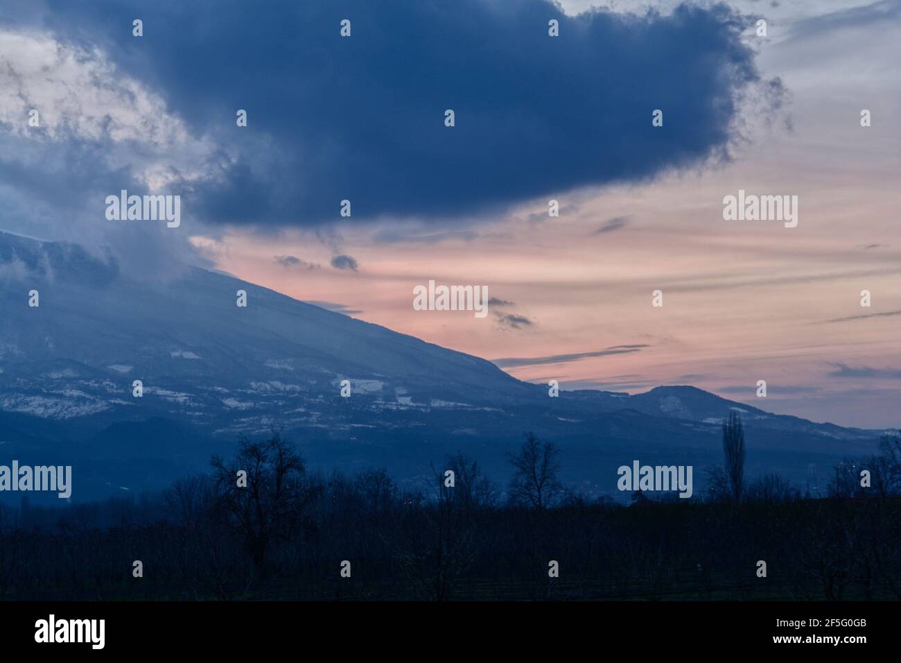 Green landspace hi-res stock photography and images - Alamy