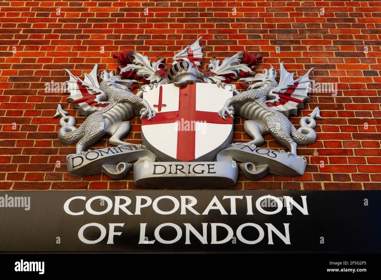 London signage hi-res stock photography and images - Alamy