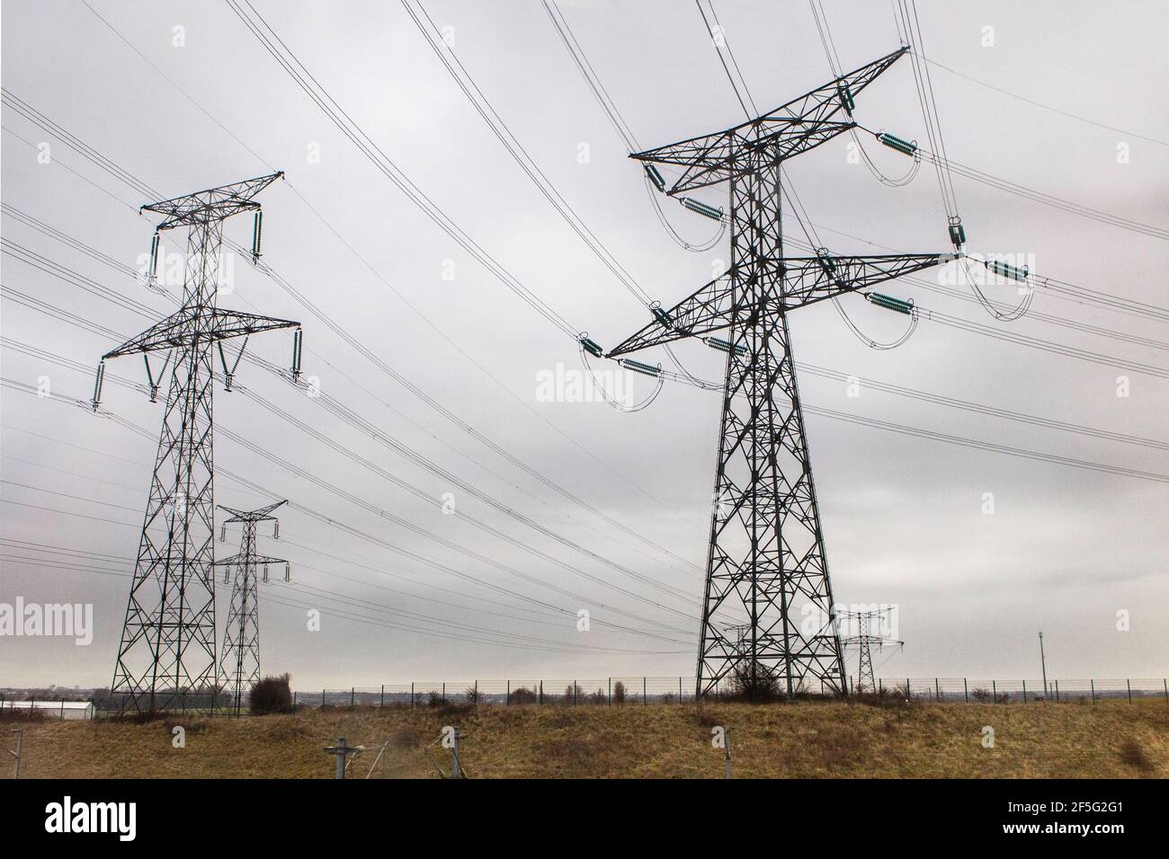 Electricity pylon and wires hi-res stock photography and images - Alamy
