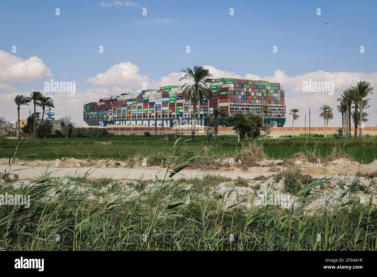Ever given suez canal hi-res stock photography and images - Alamy
