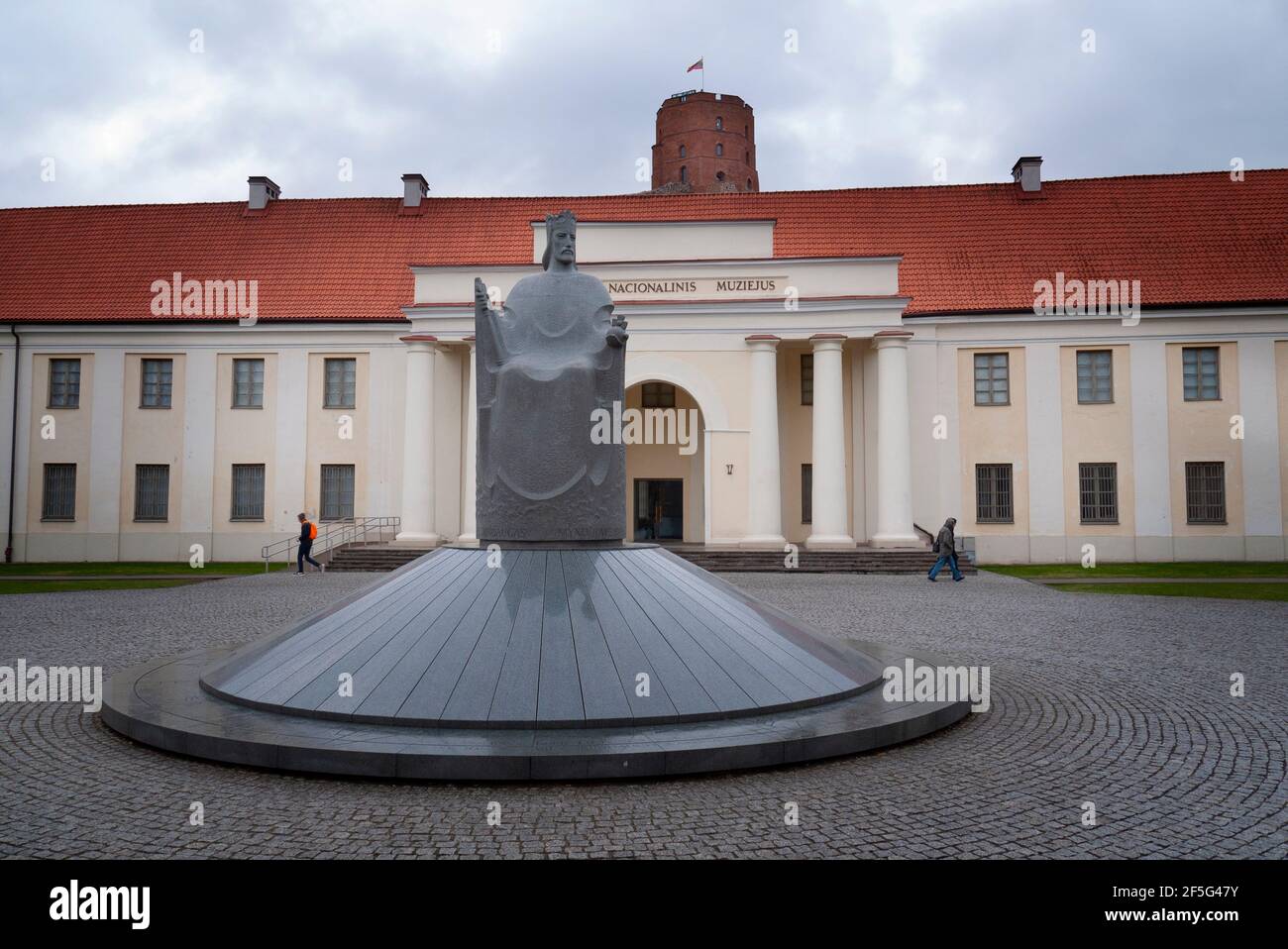 Statue of king mindaugas hi-res stock photography and images - Alamy