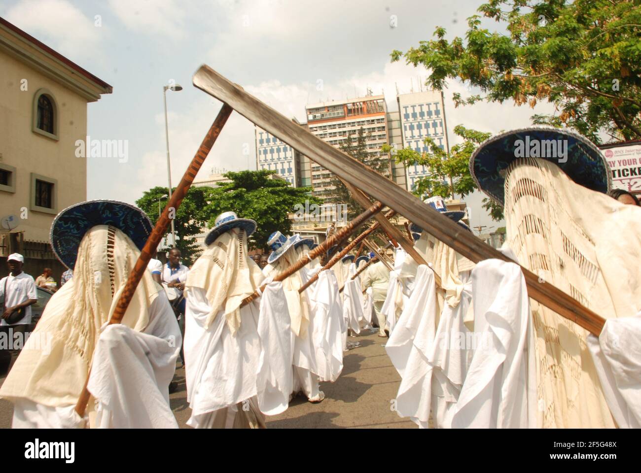 Eyo masquerade hi-res stock photography and images - Alamy