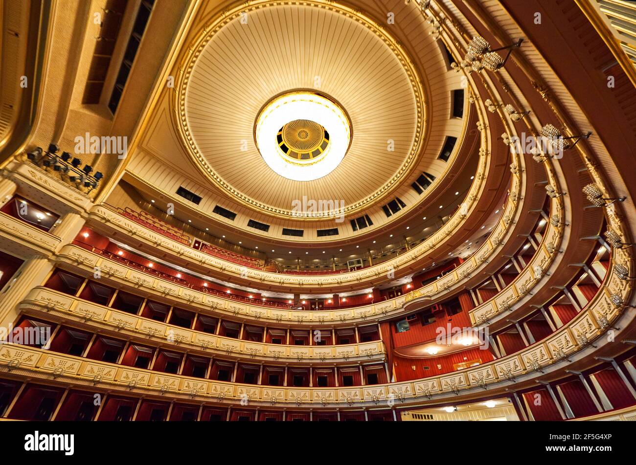 Interior vienna state opera hi-res stock photography and images - Alamy
