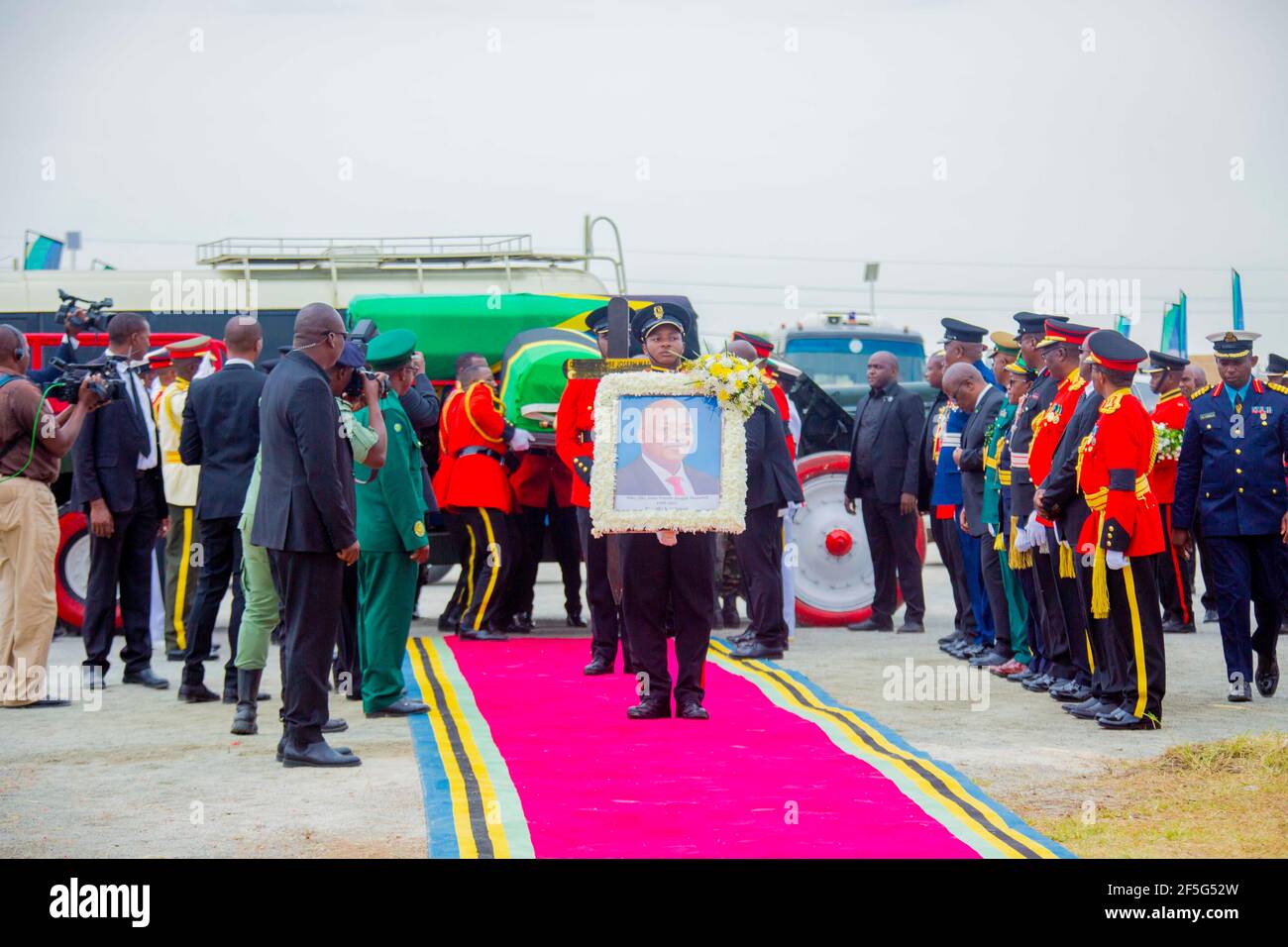 (210326) -- CHATO (TANZANIA), March 26, 2021 (Xinhua) -- Soldiers carry ...