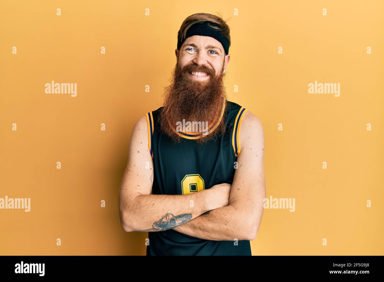 Basketball player pose smiling uniform hi-res stock photography and ...
