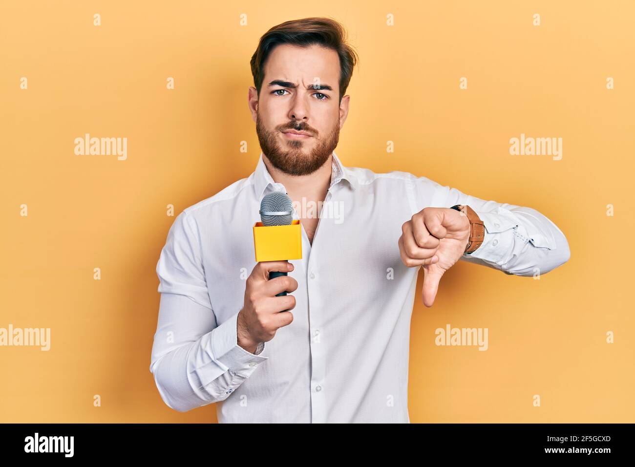 Angry gesture reporter hi-res stock photography and images - Alamy