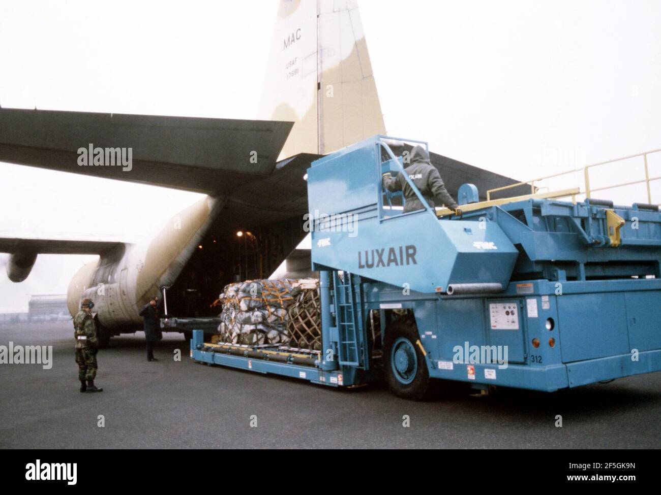 Reforger 90 C-130E Hercules Lux Apt DF-ST-91-00048 Stock Photo - Alamy