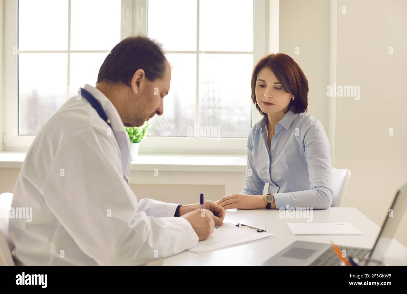 Medical prescription paper hi-res stock photography and images - Alamy