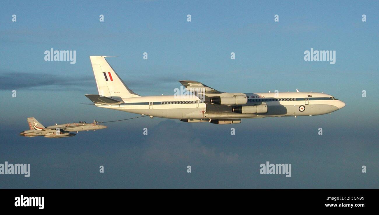 RAAF EB-707 refuelling an F-A-18C Hornet (wide crop Stock Photo - Alamy