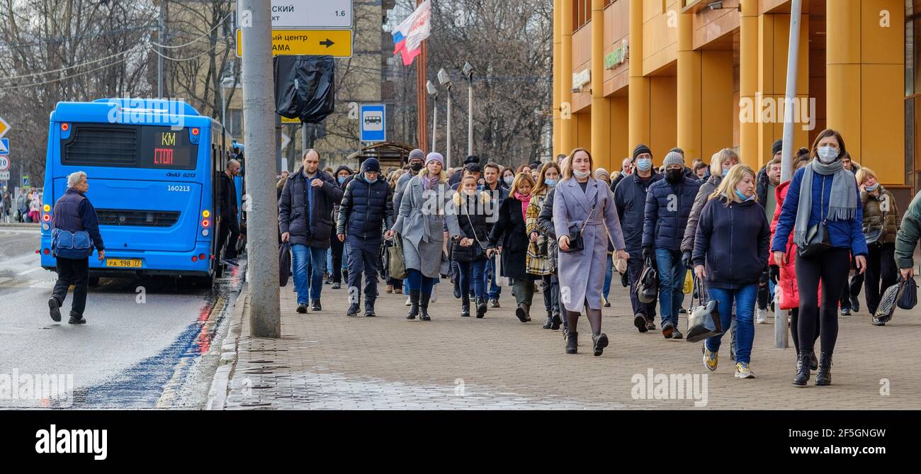 Passengers leaving a bus hi-res stock photography and images - Alamy