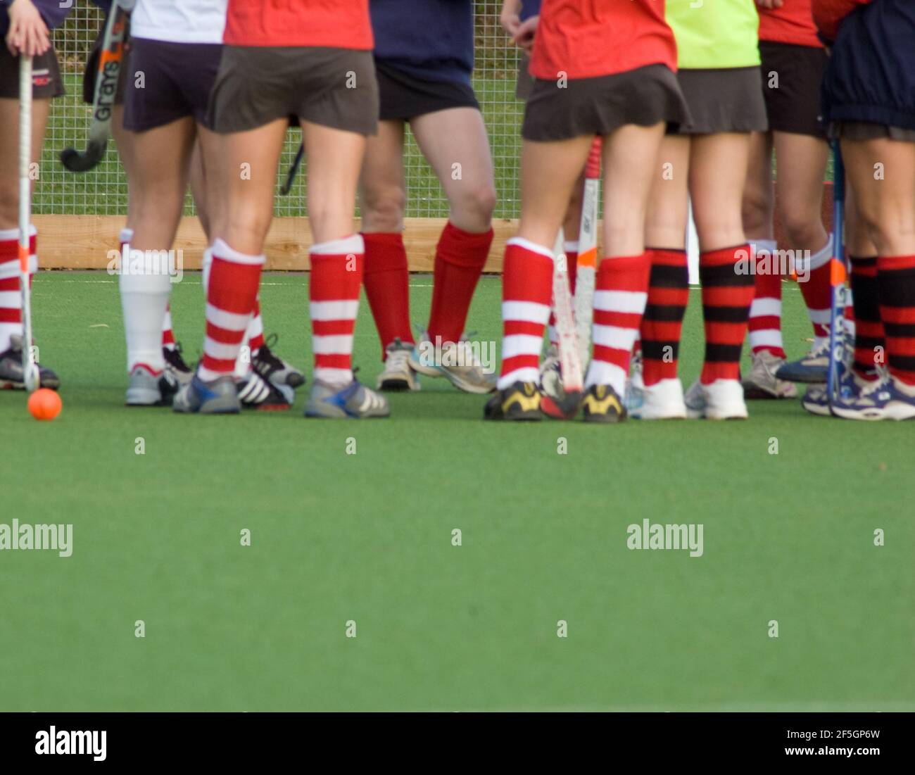 Hockey team playing on astroturf hi-res stock photography and images ...