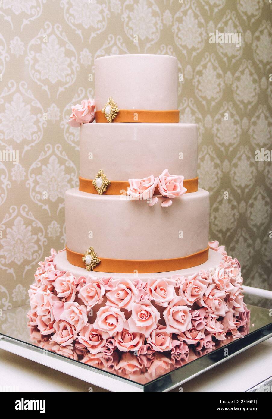 Vertical shot beautiful cake hi-res stock photography and images - Alamy