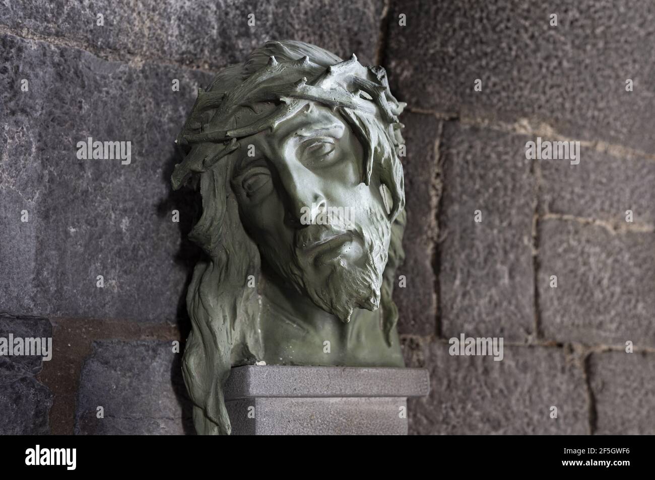 Sculpture of Jesus Christ head in a church Stock Photo - Alamy